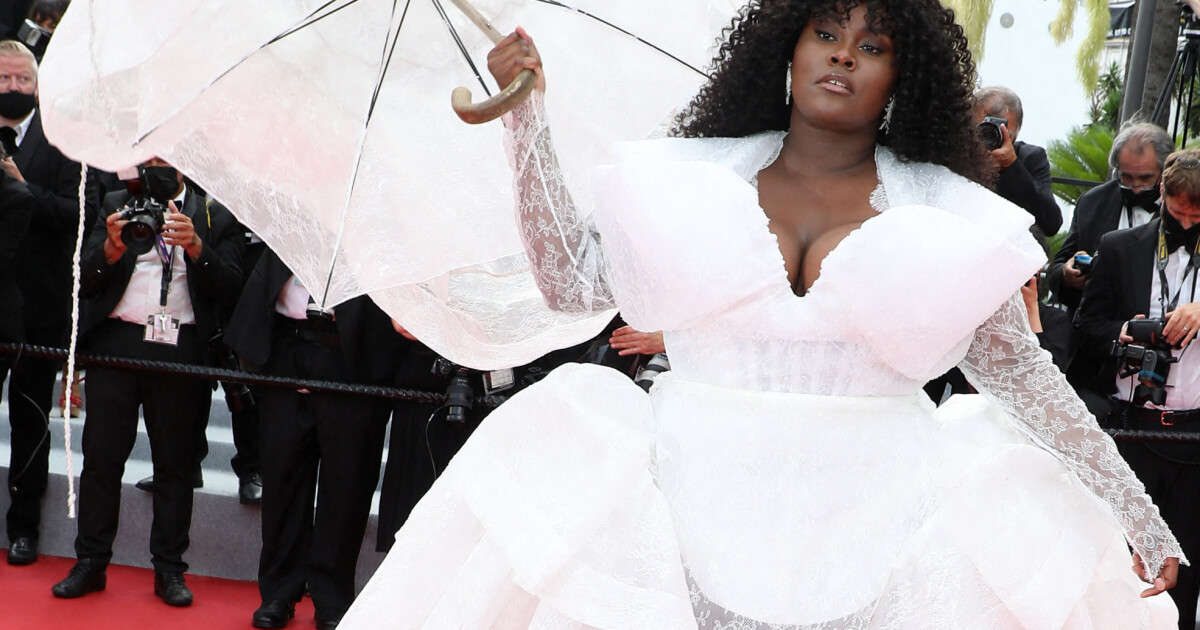 Cannes 2021 : Yseult décolletée et ultra stylée, sa tenue spectaculaire ...