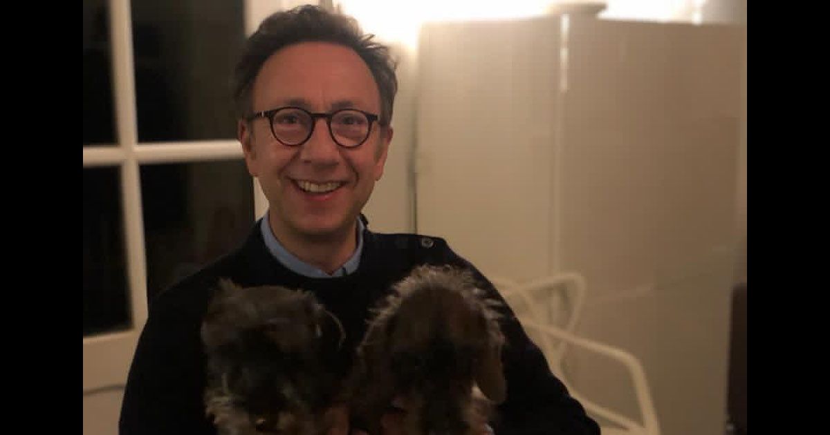 Stéphane Bern avec ses chiens Dash et Mirza - Purepeople