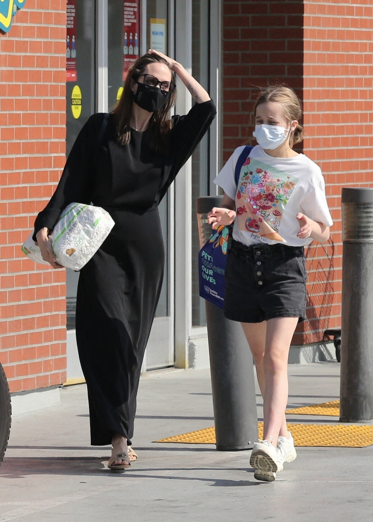 Photo : Angelina Jolie et sa fille Vivienne font quelques achats dans ...