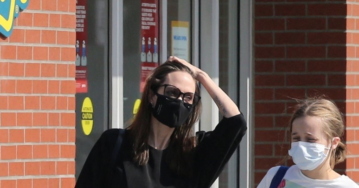 Angelina Jolie et sa fille Vivienne font quelques achats dans une ...