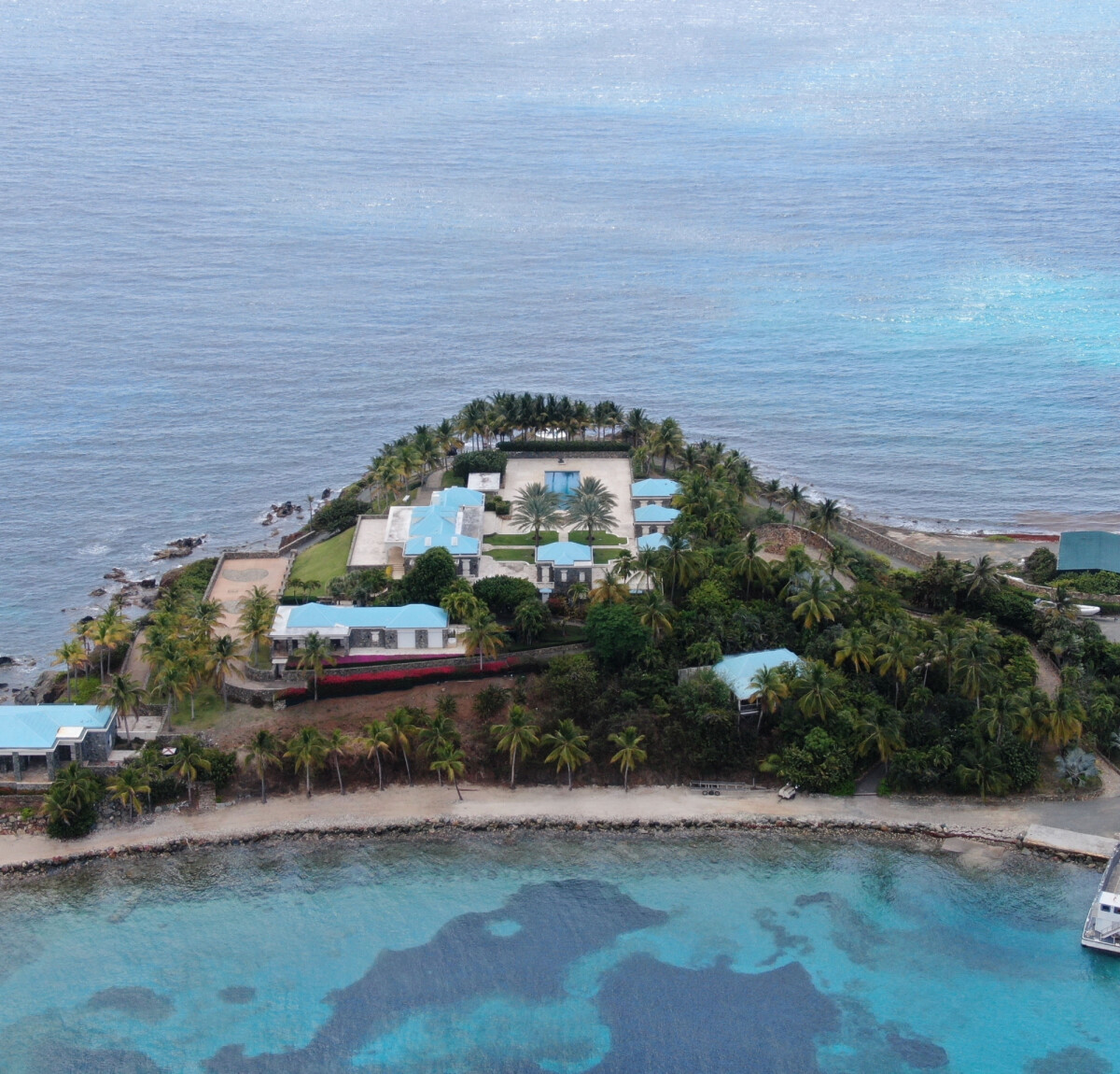 Photo : Les traces de Jeffrey Epstein effacées peu à peu de son île des ...