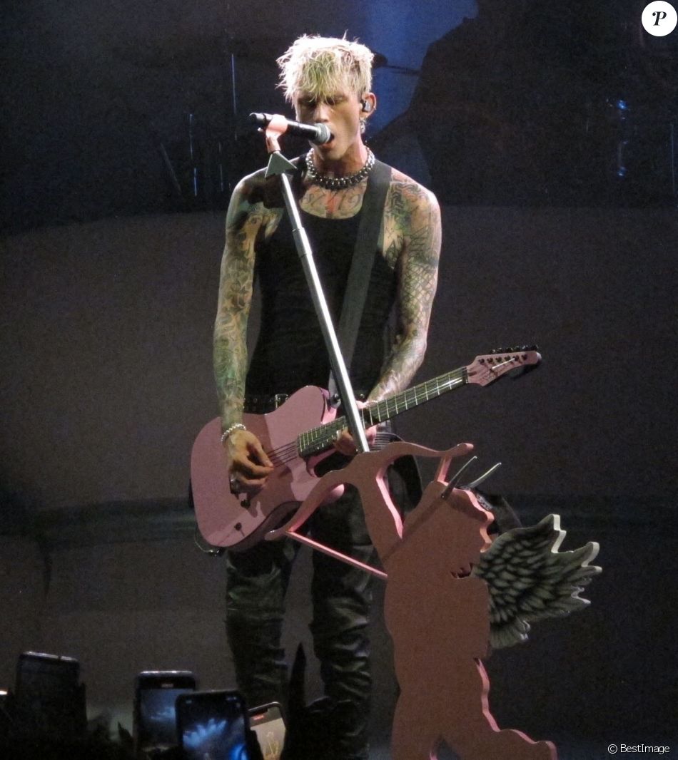 Machine Gun Kelly invite une jeune fan à monter sur scène lors de son ...