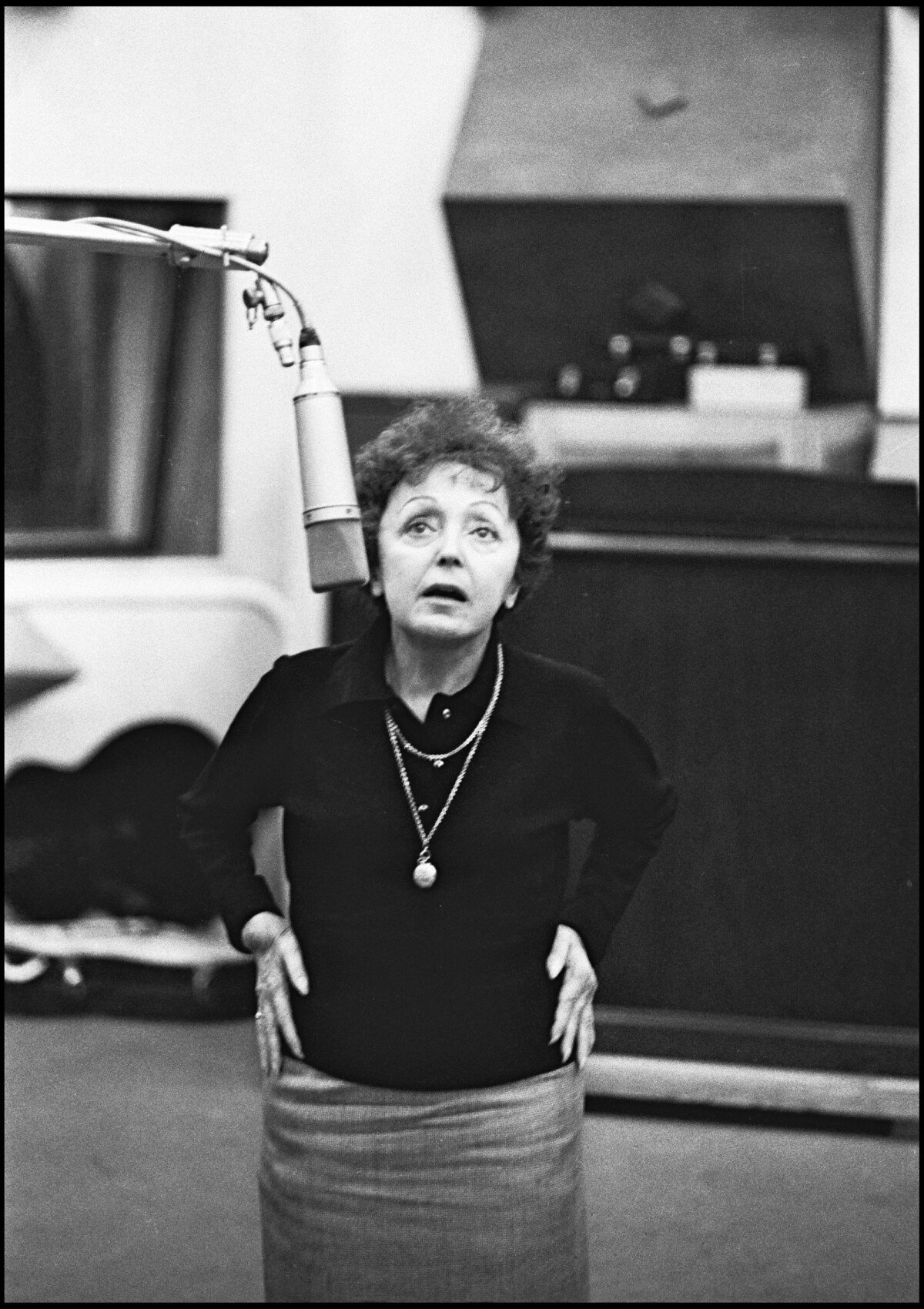 Photo : Édith Piaf en studio à Paris, 1963. - Purepeople