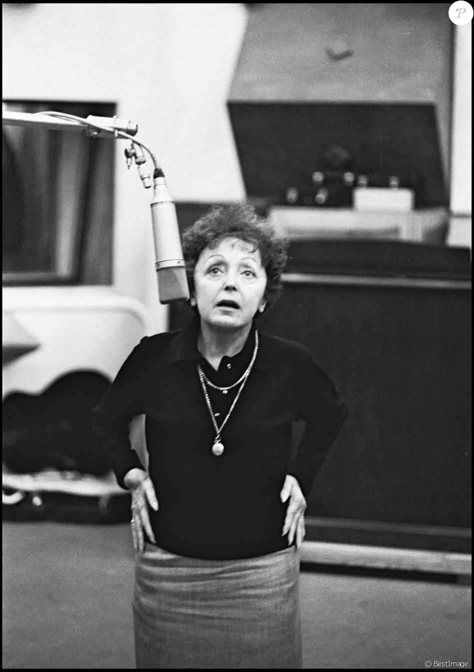 Édith Piaf en studio à Paris, 1963. - Purepeople