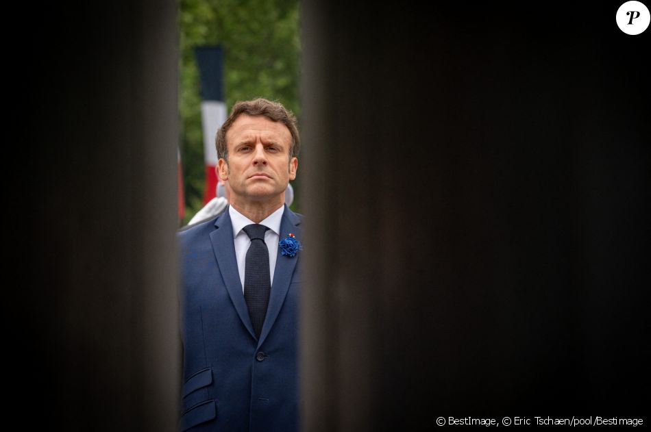 Emmanuel Macron, président de la Republique, dépose une gerbe de fleurs ...