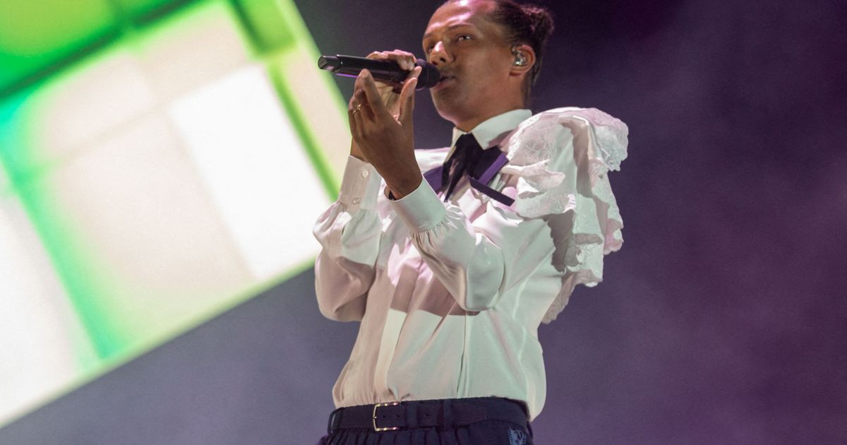 Stromae avec son fils à la mer : sable chaud, baignades et bronzette ...