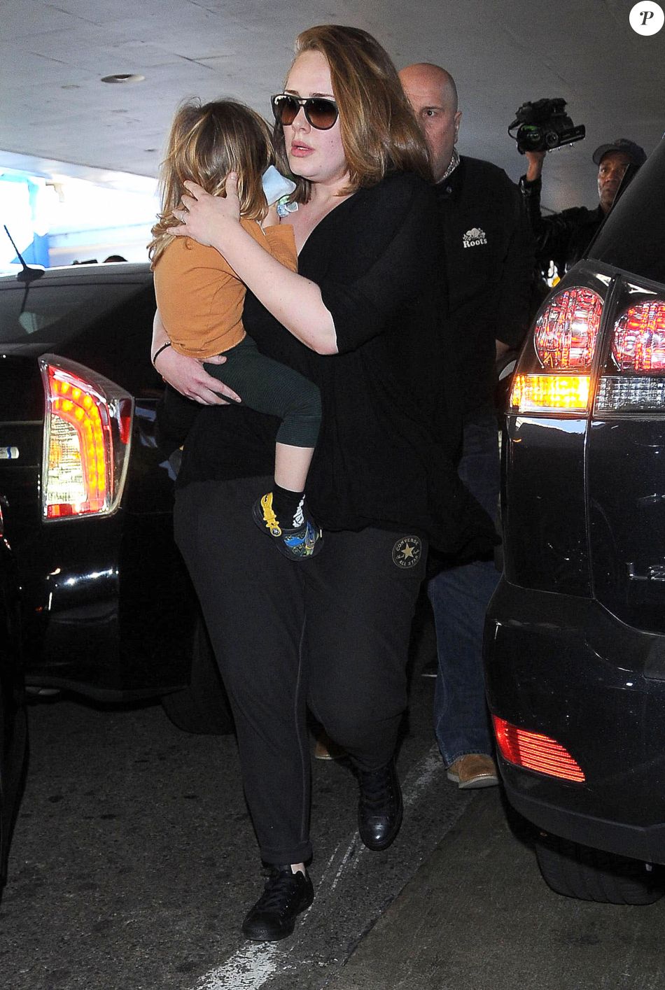 La chanteuse Adele et son fils Angelo Konecki arrivent à l'aéroport LAX ...