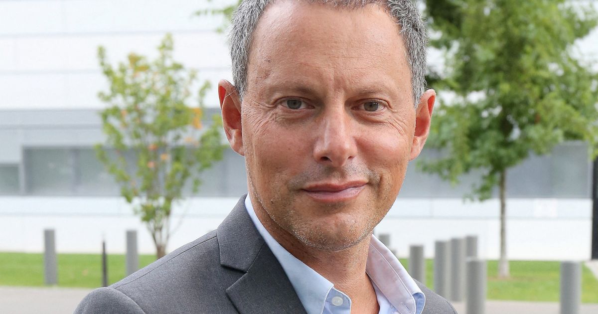 Exclusif - Marc-Olivier Fogiel à la sortie des studios RMC à Paris. Le ...
