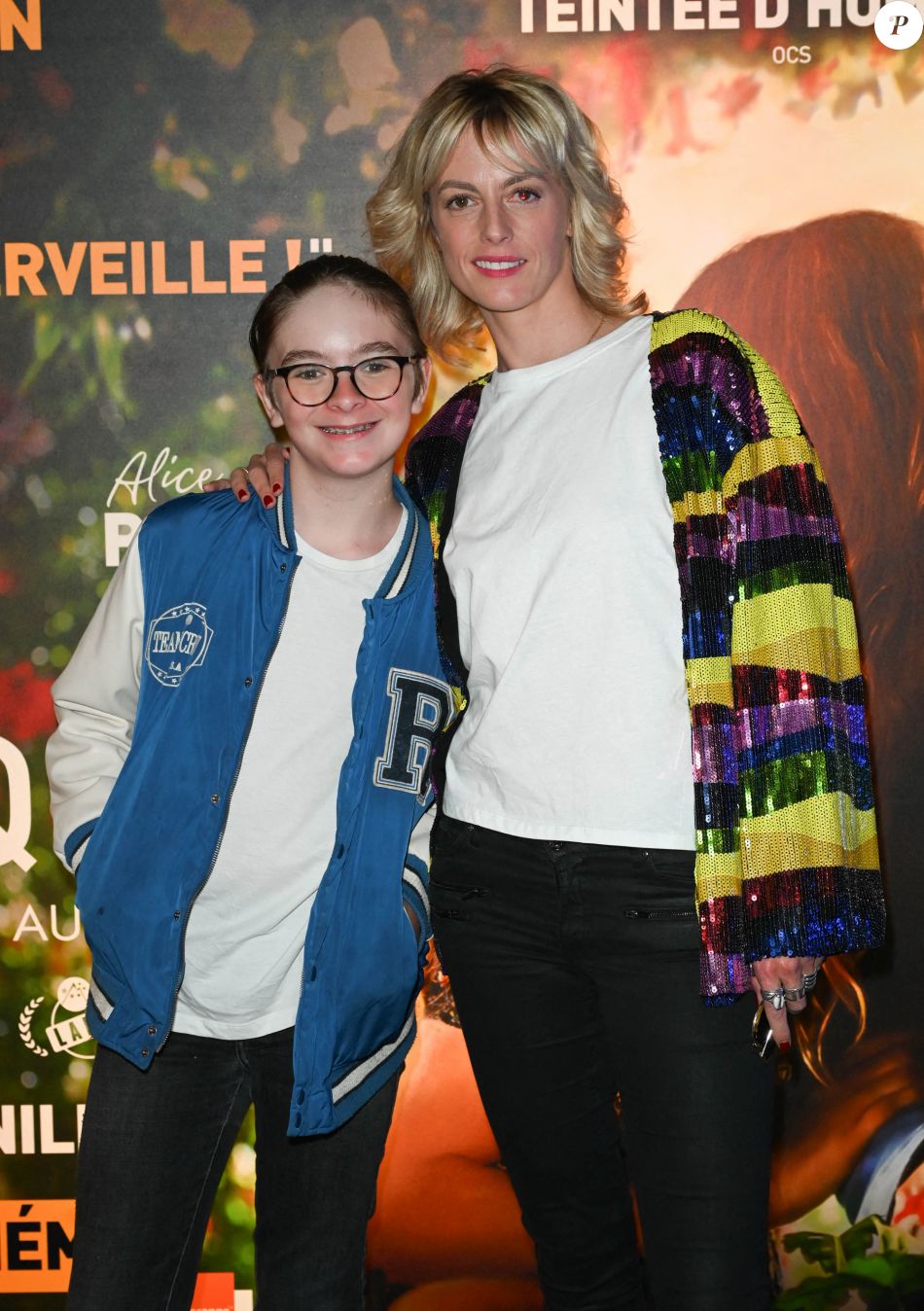 Sara Mortensen et son fils au photocall de l'avant-première du film C ...