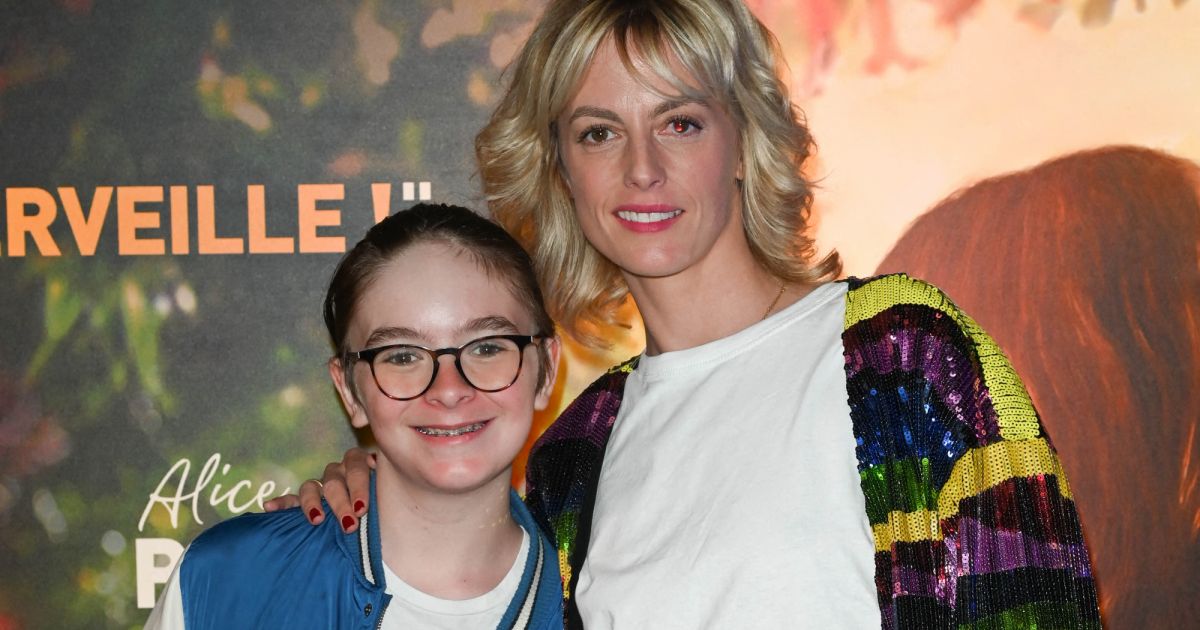Sara Mortensen et son fils au photocall de l'avant-première du film C ...