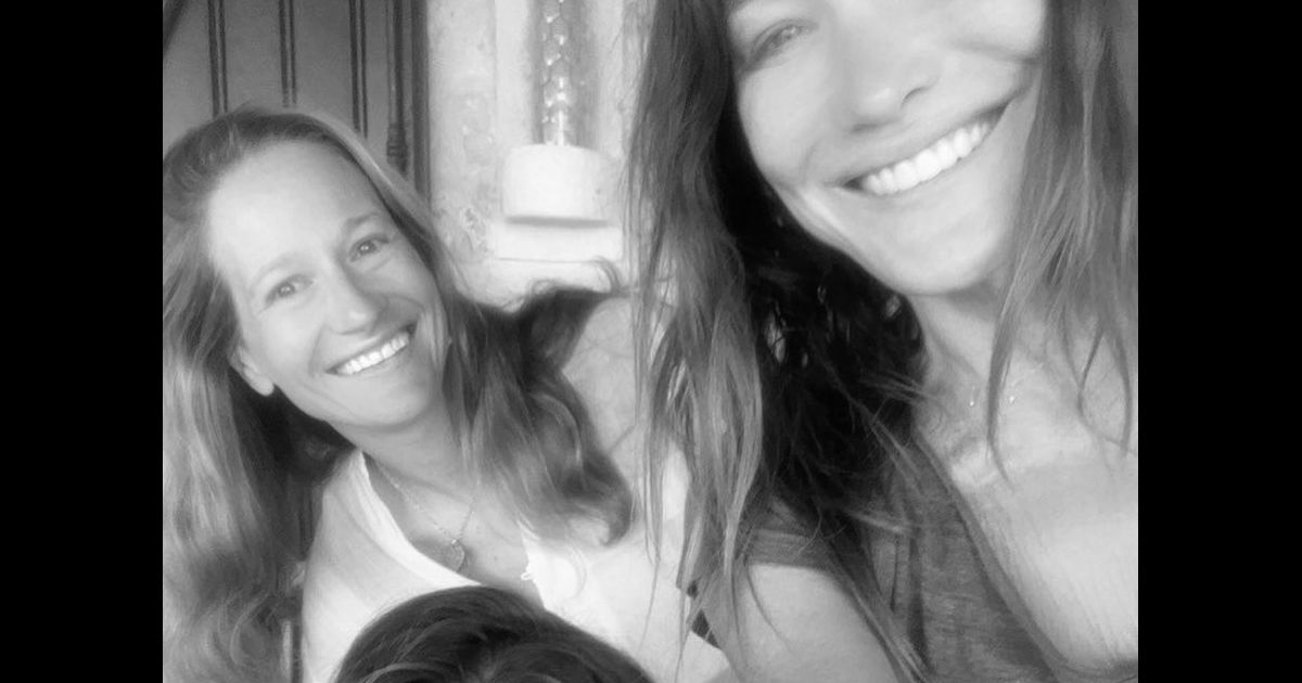Carla Bruni présente ses deux soeurs : Valeria Bruni-Tedeschi et ...