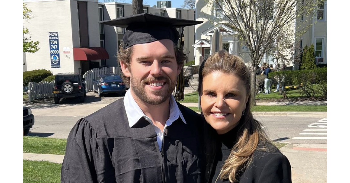 Maria Shriver et son fils Christopher sur Instagram. Le 7 mai 2022 ...