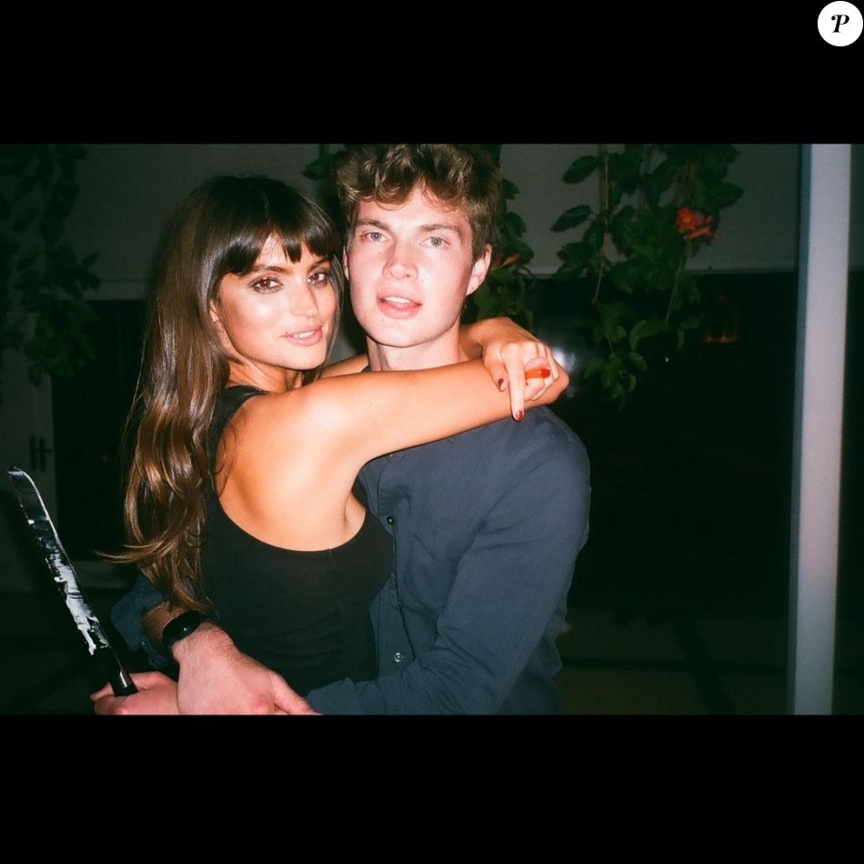 Photo de Charlbi Dean avec son amoureux Luke Volker postée sur son ...