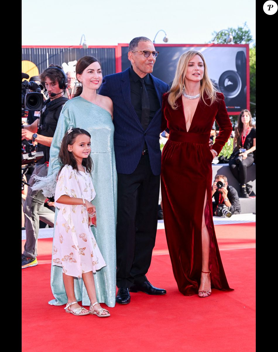 Virginie Efira, renversante, pose avec la fille d'un célèbre chanteur à la Mostra de Venise : le ...