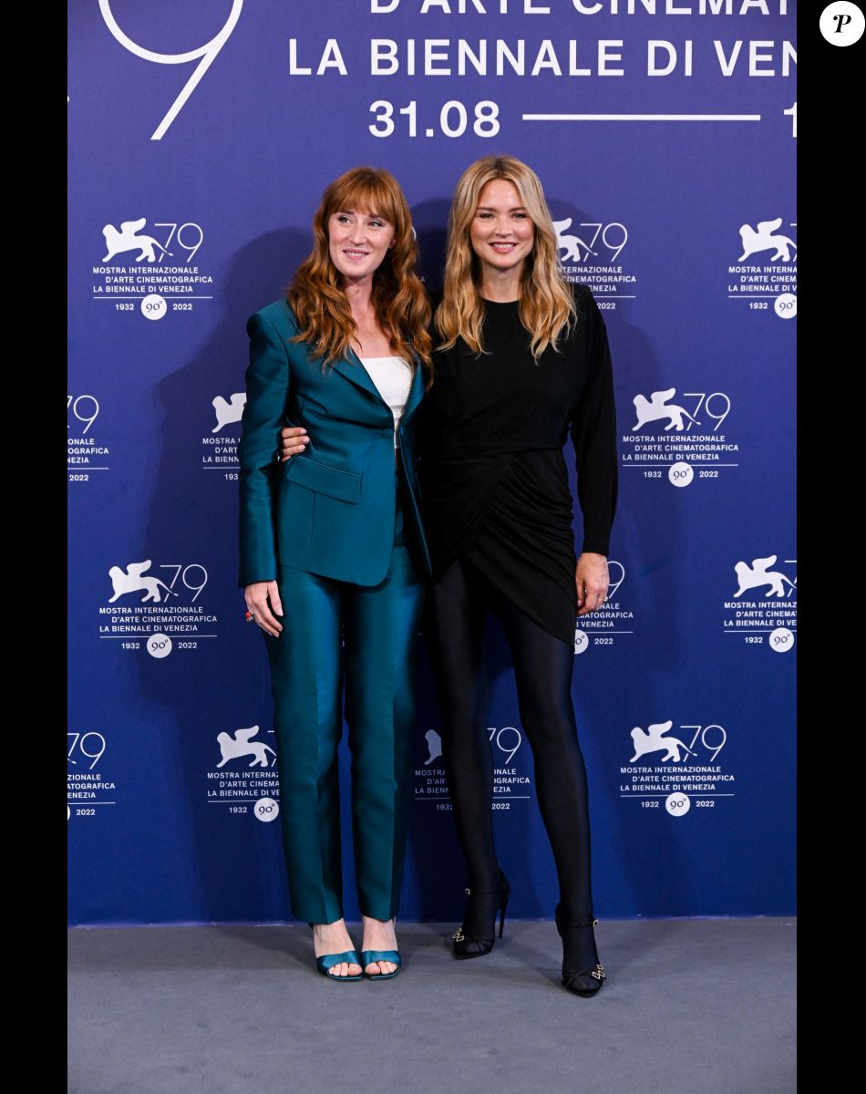 Virginie Efira, renversante, pose avec la fille d'un célèbre chanteur à la Mostra de Venise : le ...