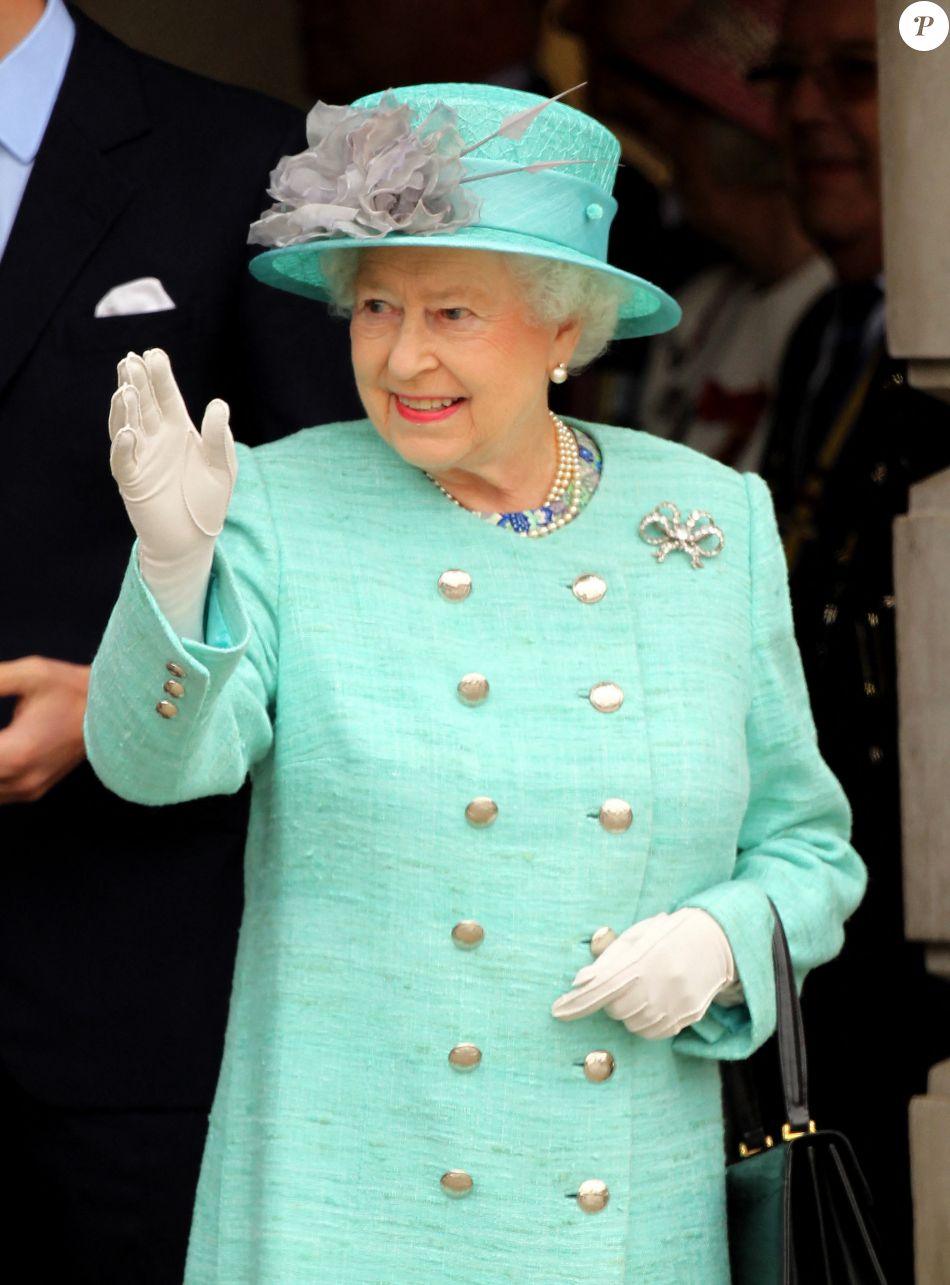 La reine Elizabeth II d'Angleterre en visite officielle à Nottingham ...