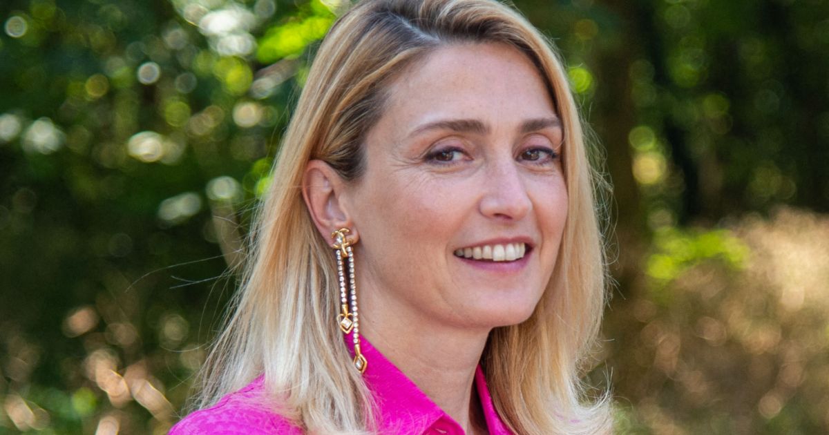 Julie Gayet au défilé de mode Haute-Couture automne-hiver 2022-2023 ...