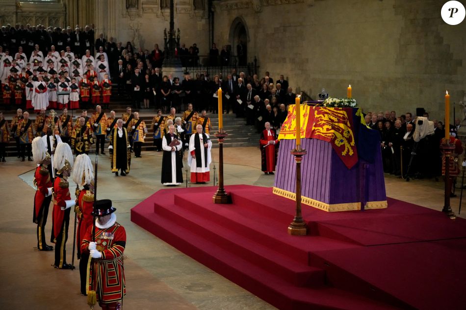 Procession cérémonielle du cercueil de la reine Elisabeth II du palais ... Procession cérémonielle du cercueil de la reine Elisabeth II du palais ...