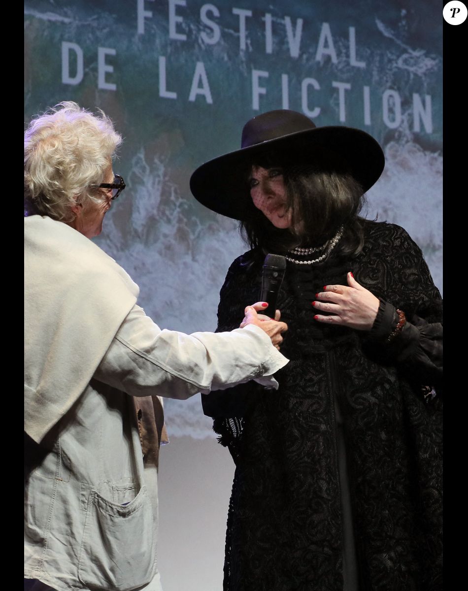 Isabelle Adjani, mystérieuse dans une tenue originale, fait le show au ...