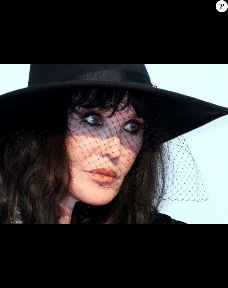Isabelle Adjani, mystérieuse dans une tenue originale, fait le show au ...