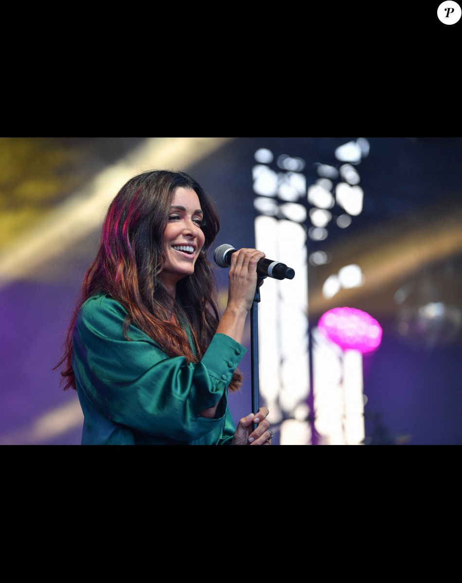 Jenifer resplendissante dans un look coloré et rétro à l'occasion d'un ...