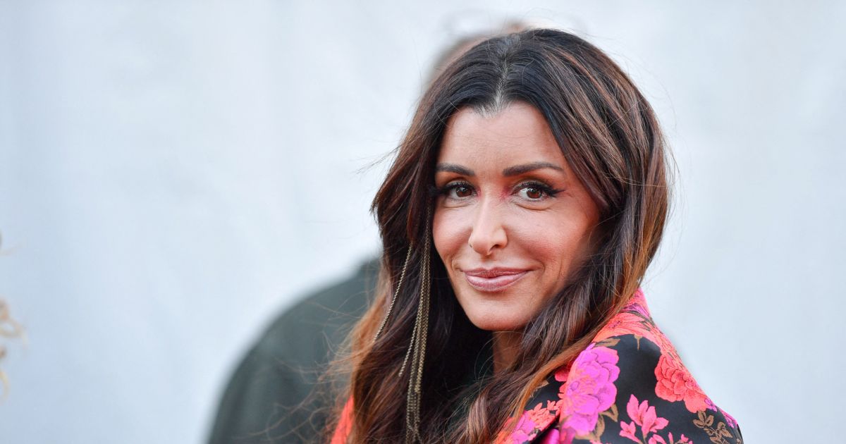 Jenifer resplendissante dans un look coloré et rétro à l'occasion d'un ...