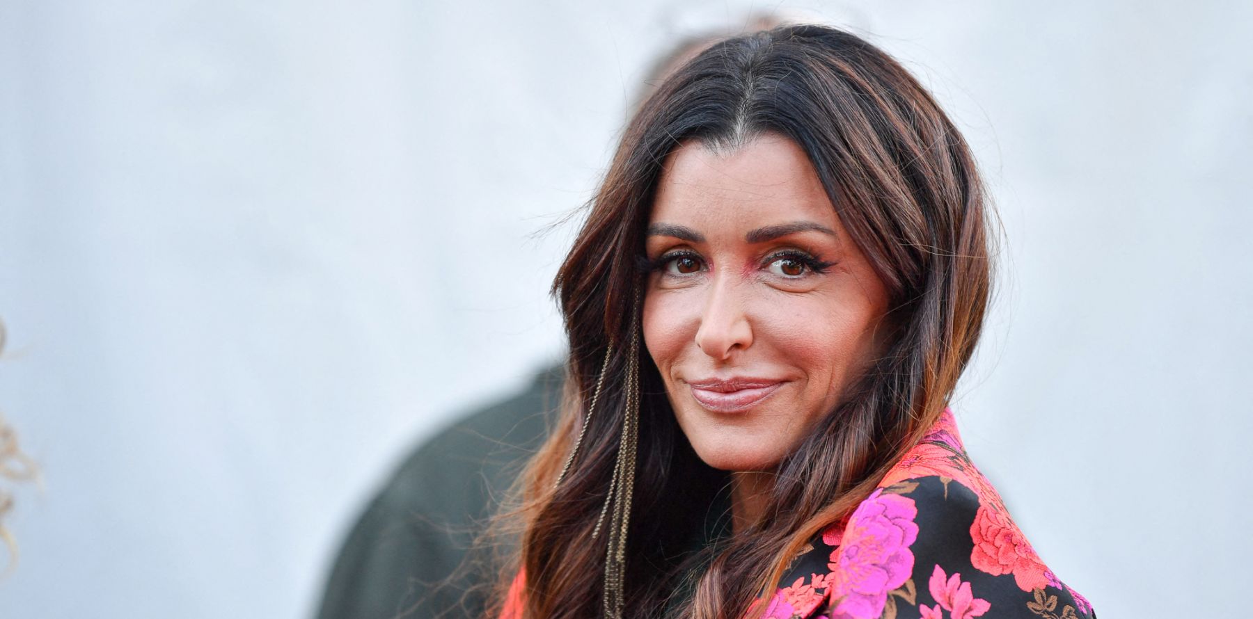 Jenifer resplendissante dans un look coloré et rétro à l'occasion d'un ...