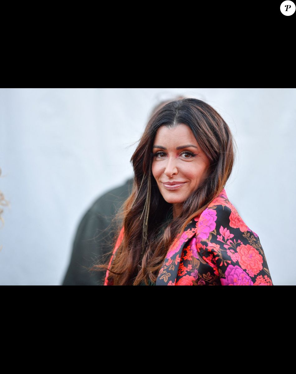Jenifer resplendissante dans un look coloré et rétro à l'occasion d'un ...