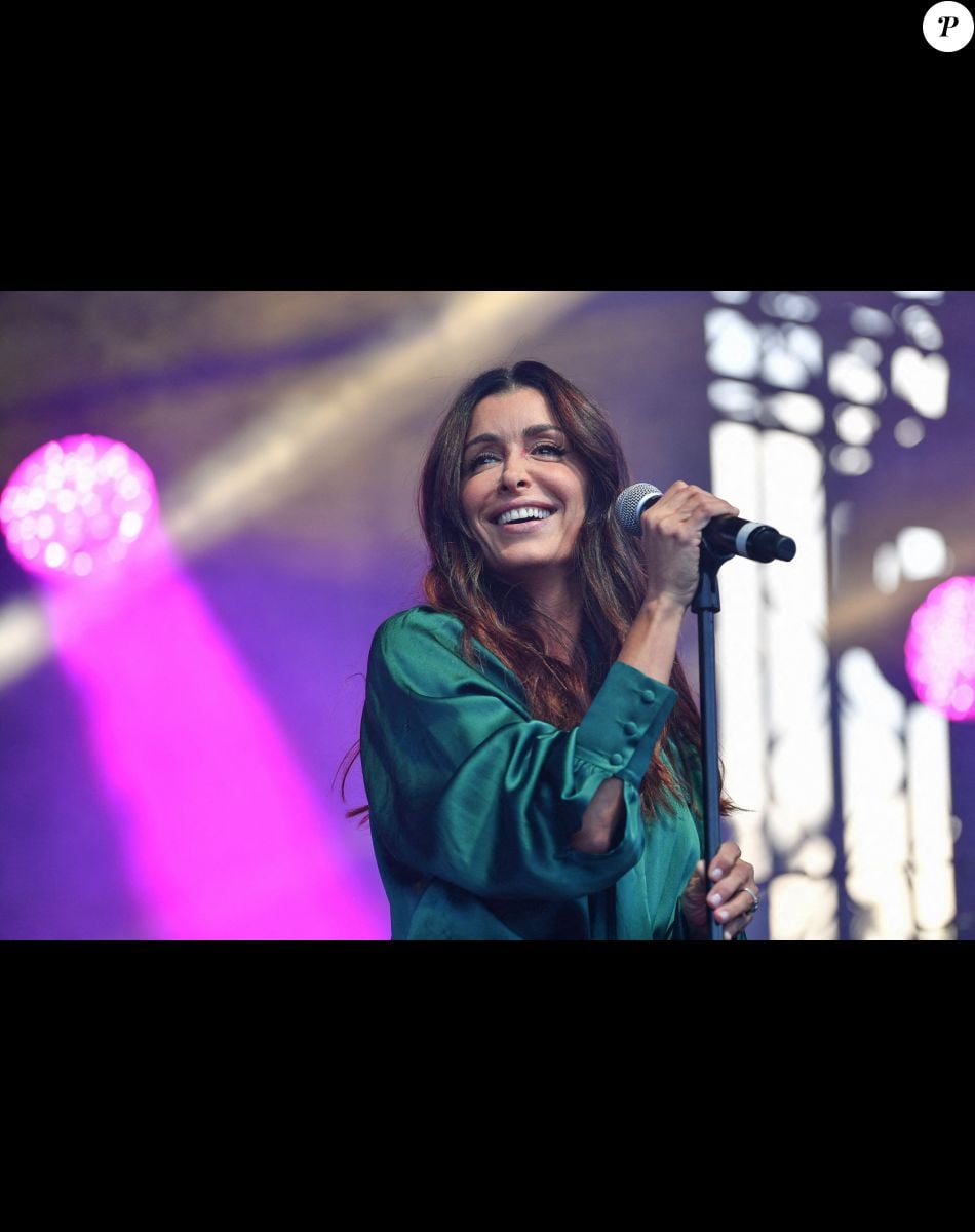 Jenifer resplendissante dans un look coloré et rétro à l'occasion d'un ...