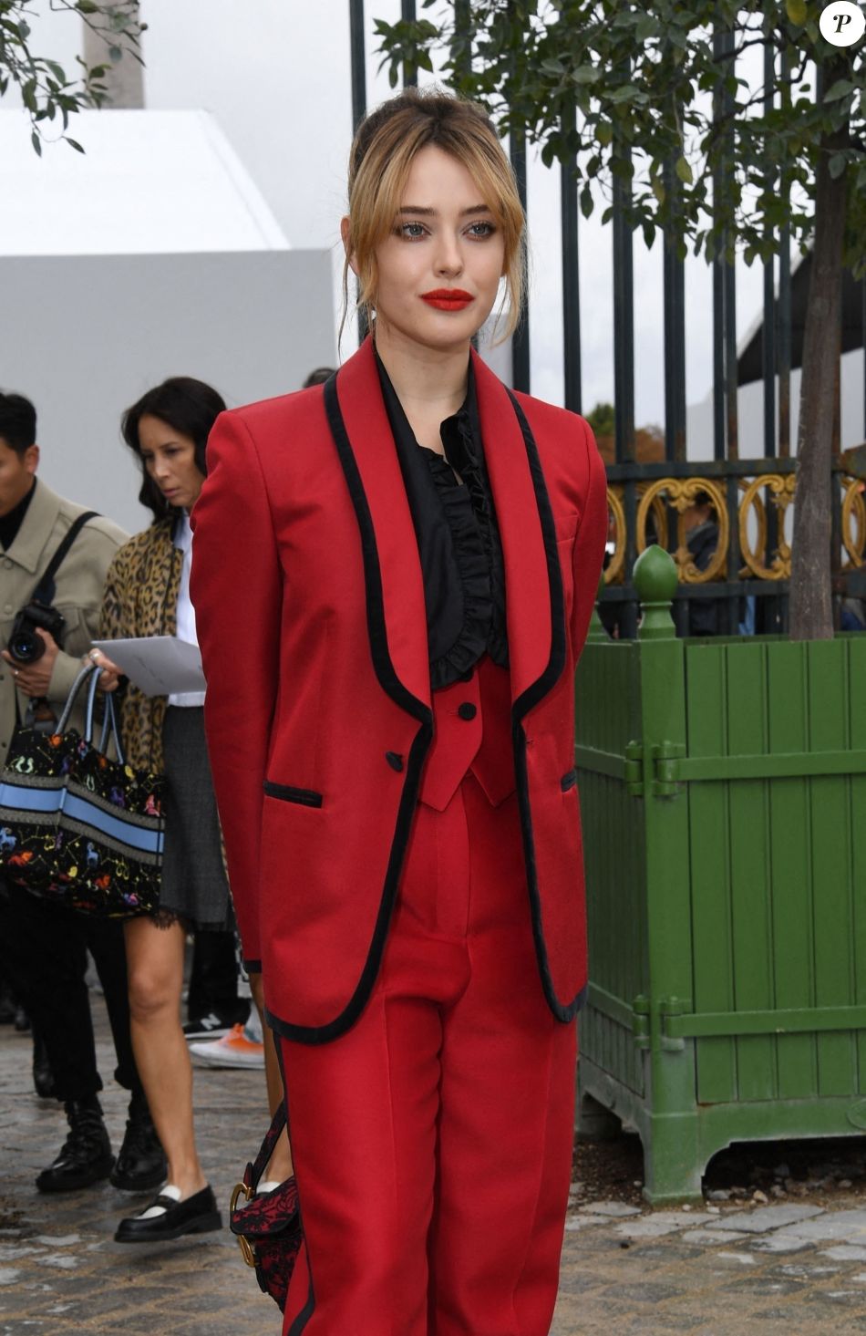Katherine Langford - Arrivées au défilé Dior Collection Femme Prêt-à ...