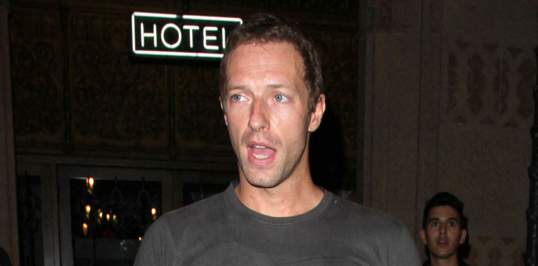 Chris Martin atteint d'une grave infection, lourde décision après le ...
