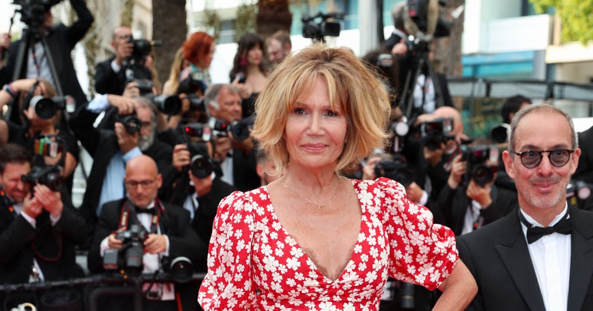 Clémentine Célarié - Montée des marches du film Top Gun : Maverick lors ...