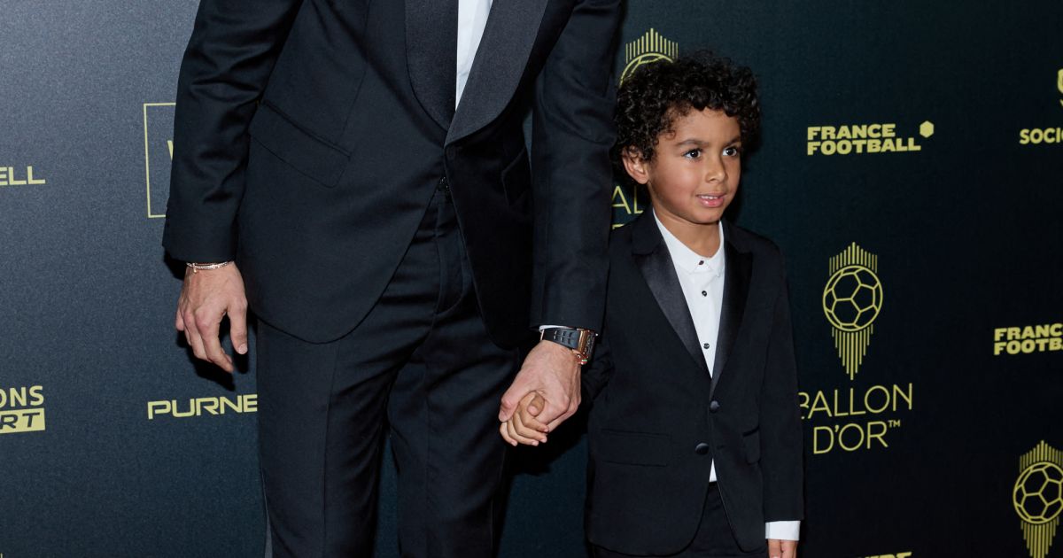 Karim Benzema et son fils Ibrahim - Photocall du 66ème Ballon d'Or au ...
