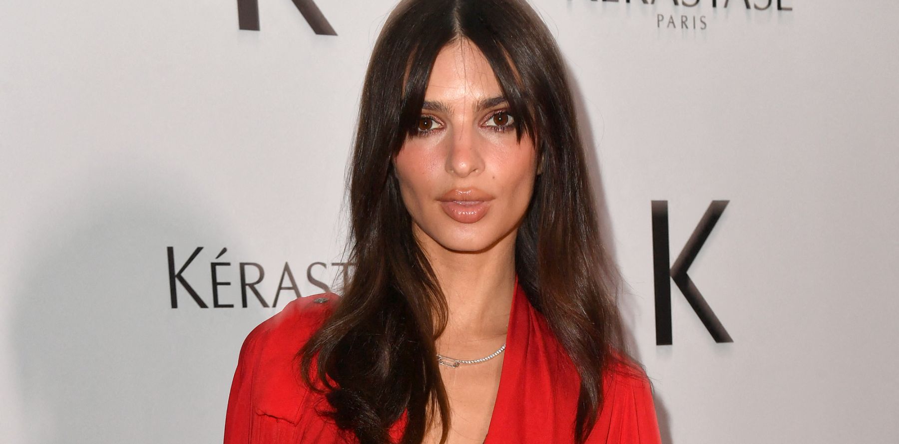 Emily Ratajkowski incendiaire face à Juan Arbelaez en mode solo ...