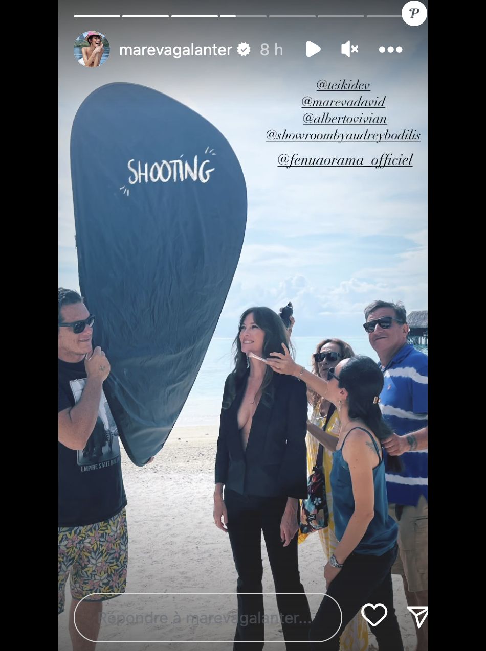 Mareva Galanter la poitrine apparente pour un shooting photo ...