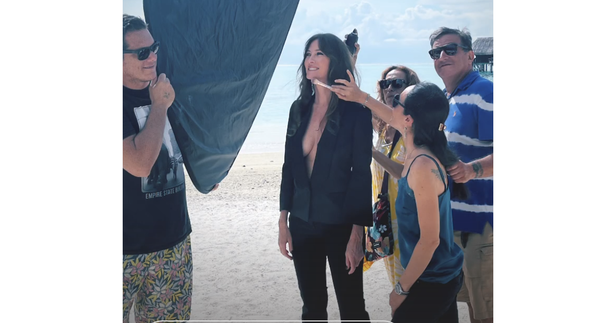 Mareva Galanter la poitrine apparente pour un shooting photo ...