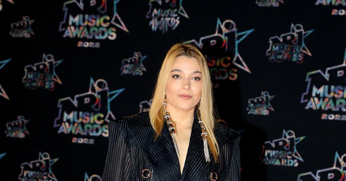 Samanta Cotta au photocall de la 24ème édition des NRJ Music Awards ...