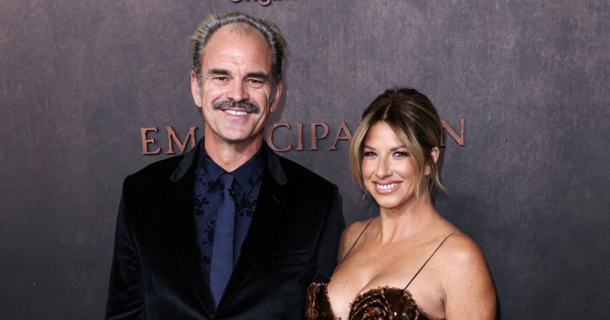 Steven Ogg, Sarah Clark à la première du film Apple Original ...