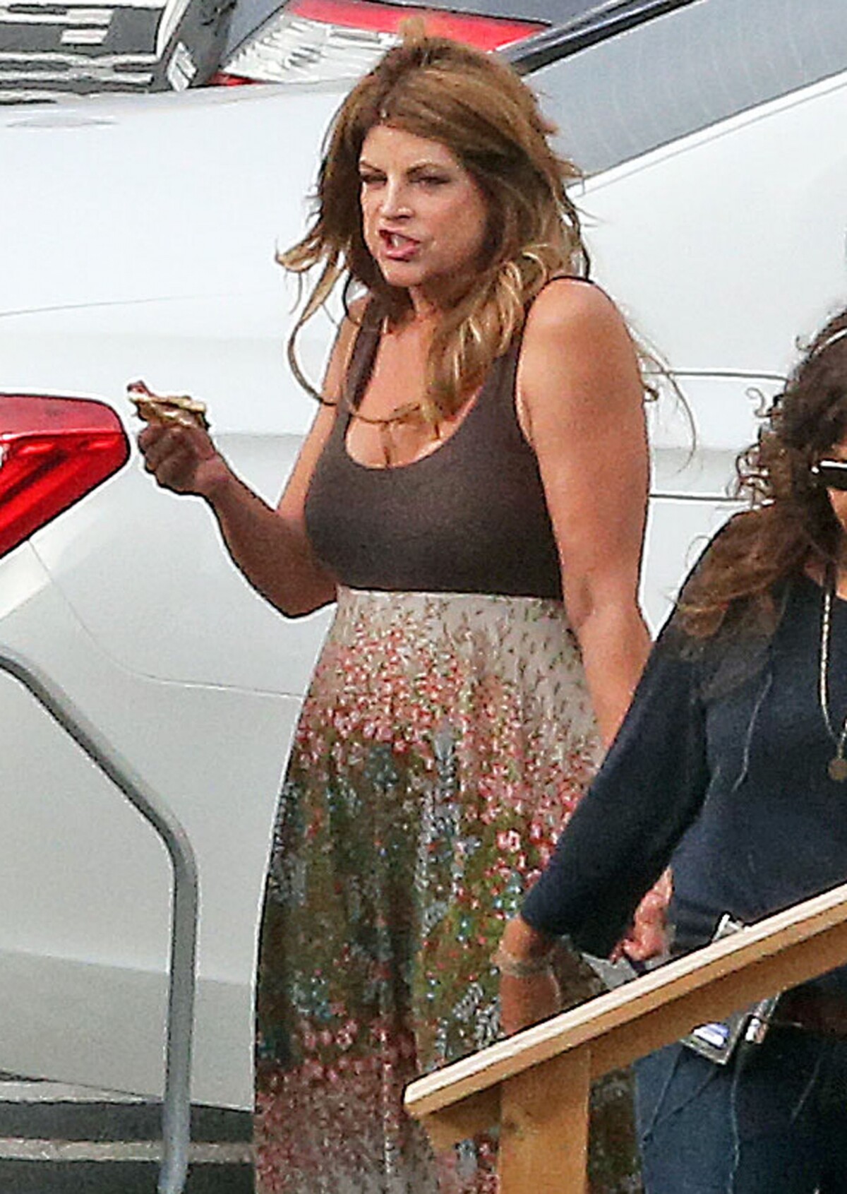 Photo : Exclusif - Kirstie Alley grignote un sandwich et des chips ...