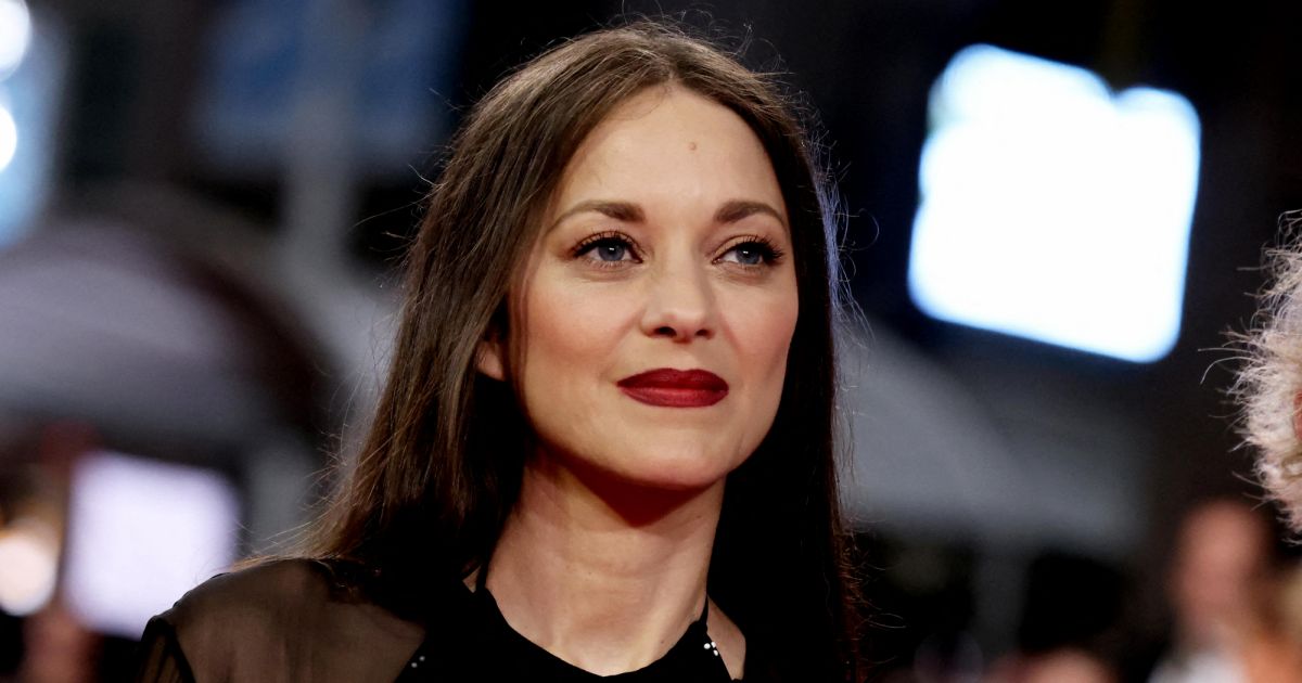 Marion Cotillard en Chanel - Montée des marches du film Frère et Soeur ...
