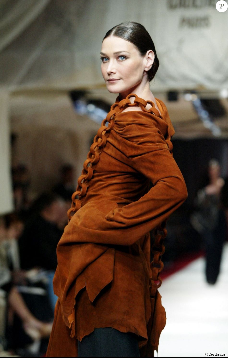 Carla Bruni défilant pour Jean Paul Gaultier en 2002 - Purepeople