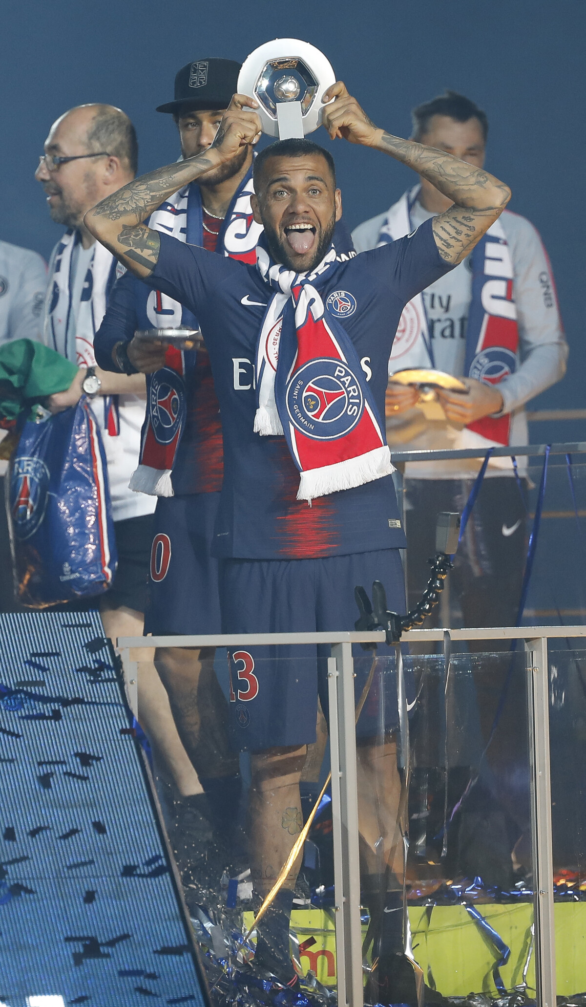 Photo : Dani Alves - Le PSG célèbre son titre de Champion de France ...