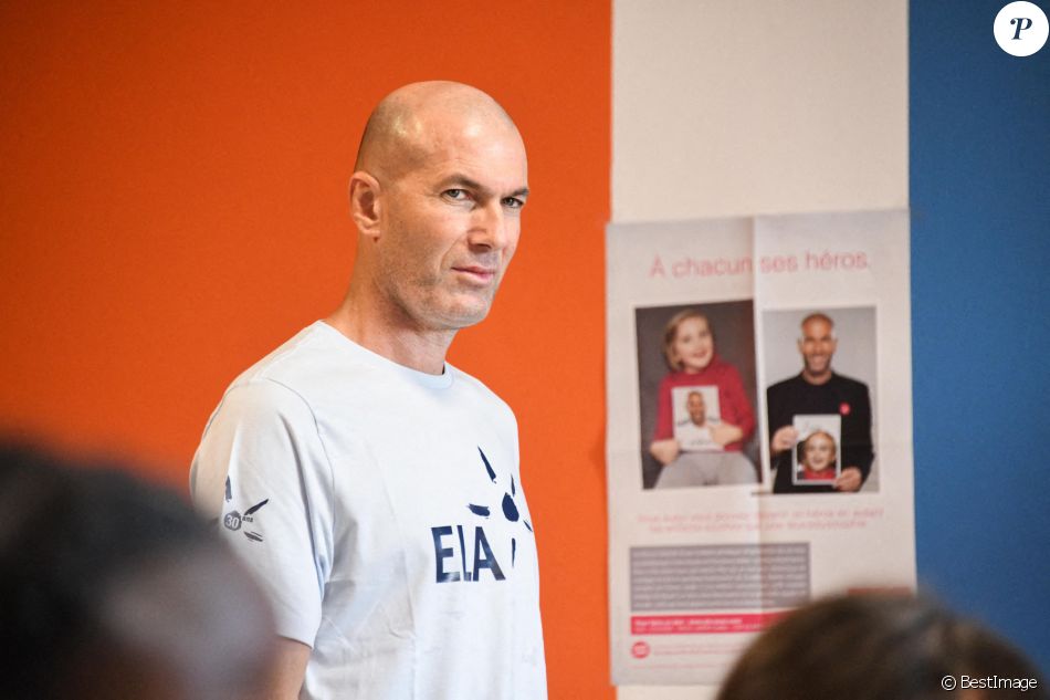 Zinedine Zidane lors de la lecture de la dictée ELA aux élèves de la ...