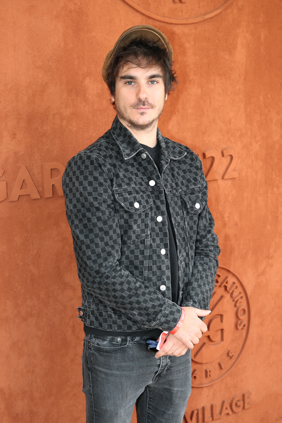 Photo : Gauvain Sers (auteur-compositeur-interprète) - Les célébrités au village lors des ...