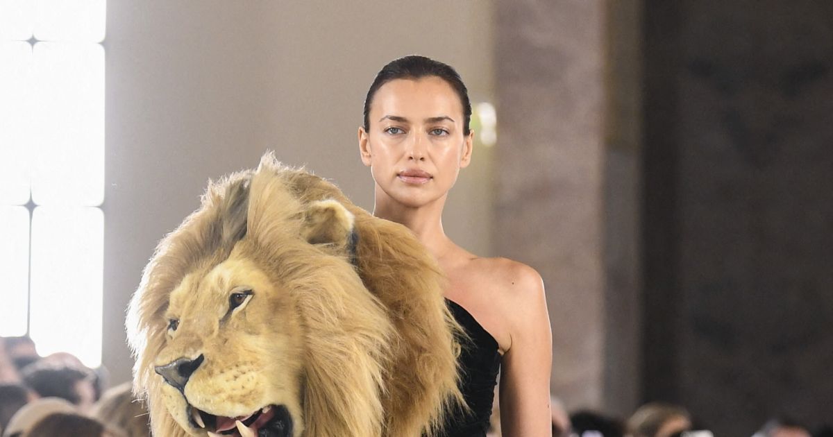 Irina Shayk - Défilé de mode Haute-Couture Schiaparelli au Petit Palais lors de la Fashion Week ...