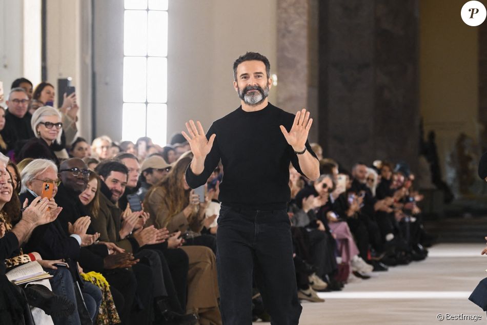 Le designer de la maison Schiaparelli, Daniel Roseberry au défilé de mode Haute-Couture ...