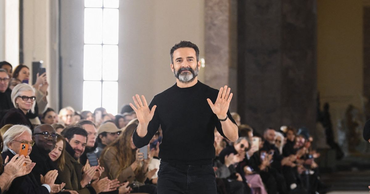 Le designer de la maison Schiaparelli, Daniel Roseberry au défilé de ...