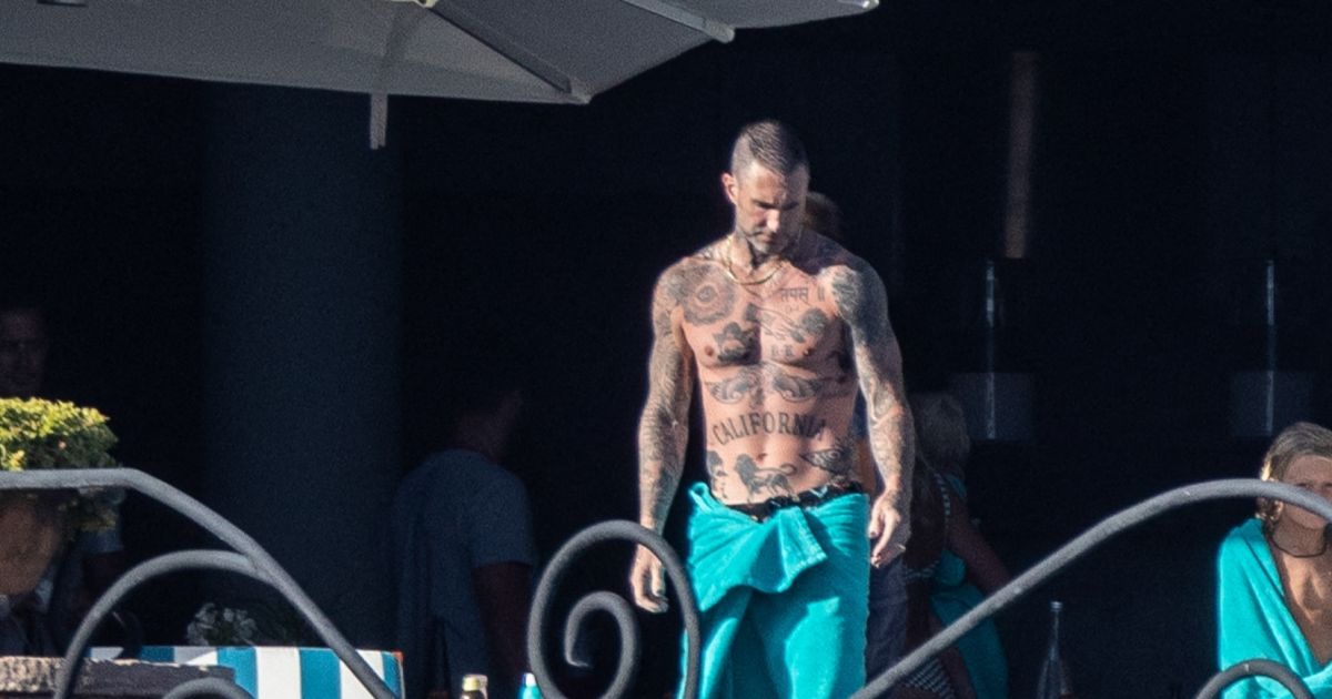 Exclusif - Adam Levine, torse nu, pendant des vacances en famille, avec ...