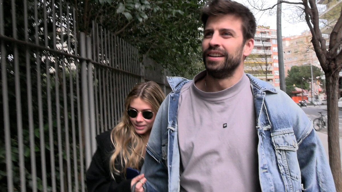 Photo : Gerard Piqué et sa nouvelle compagne Clara Chia se baladent à ...
