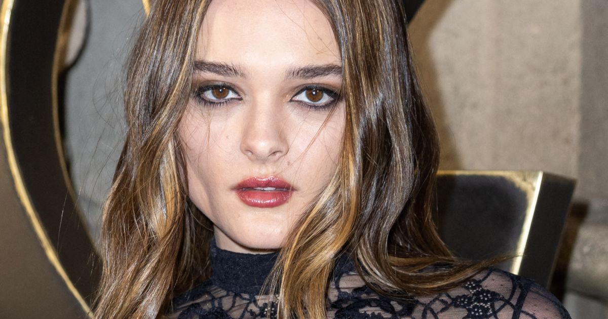 Charlotte Lawrence - Photocall du défilé de mode prêt-à-porter automne ...